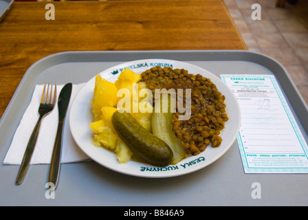 Un repas traditionnel tchèque de lentilles gherkin et pommes de terre à ...