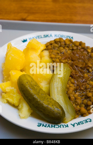 Un repas traditionnel tchèque de lentilles gherkin et pommes de terre à ...