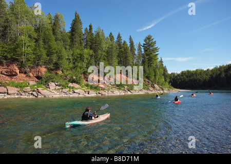 Les kayakistes Rivière Bonaventure, Gaspésie, Québec Région Photo Stock ...
