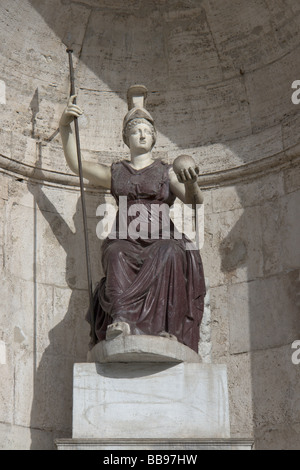 Porphyre et marbre ancien Statue de Minerve comme déesse Roma avec ...