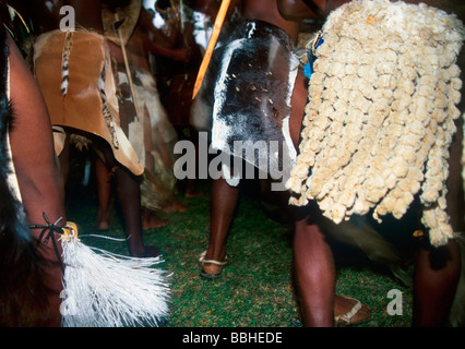 Muden 122002 nZulu amabheshu robe traditionnelle zulu hommes danseurs ...