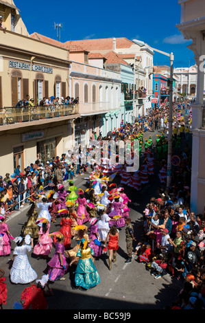 Les femmes en costume de danse, carnaval, Mindelo Sao Vicente, Cap Vert ...