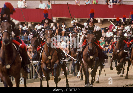 La course de chevaux Palio de Sienne sur la Piazza del Campo, Sienne ...