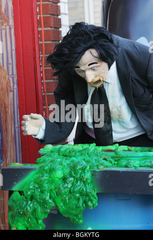 La vomir Man. Mannequin Halloween vomit dans le barillet à Foy's Store ...