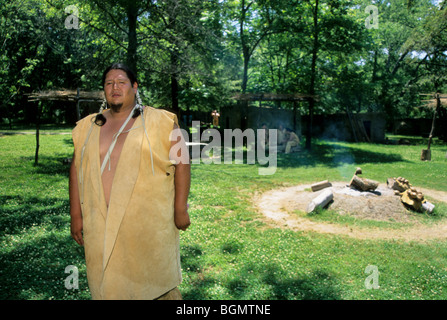 Un homme cherokee vêtu de vêtements traditionnels en peau de sarrasin ...