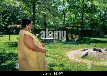 Un homme cherokee vêtu de vêtements traditionnels en peau de sarrasin ...