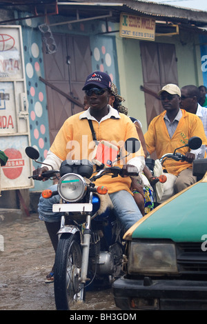 Cotonou Bénin Afrique Transport moto taxi Photo Stock - Alamy