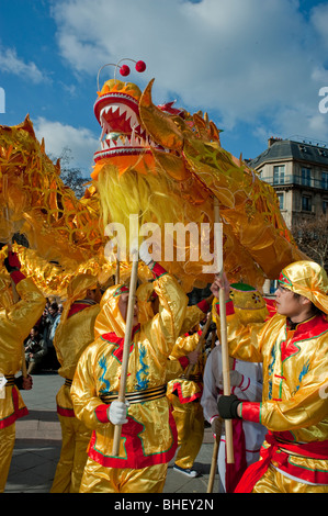 Paris, France, hommes chinois exécutant la danse traditionnelle Dragons ...