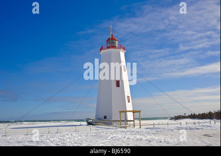 Canada, Nouveau-Brunswick, Île Miscou. Pigeon Hill, route de campagne ...