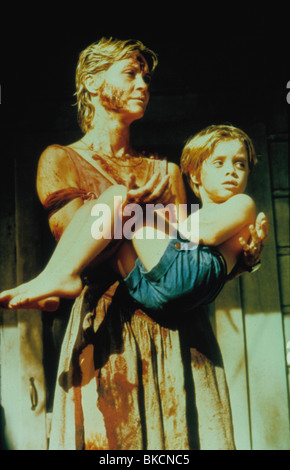 CUJO (1983) DEE WALLACE, DANNY PINTAURO CUJO 001 Photo Stock - Alamy