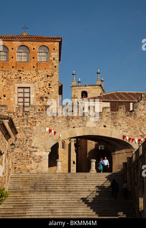 Arco de la Estrella centro histórico monumental de Cáceres Estrémadure ...