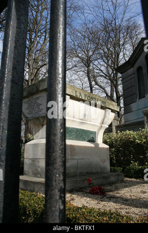 Tombe de la Fontaine dans le Père Lachaise, le cimetière le plus célèbre avec les tombes de ...