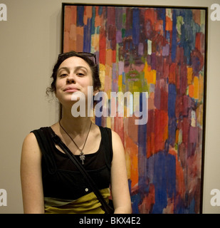 Visiteur devant la peinture « Young Acrobat on a ball » de Pablo ...