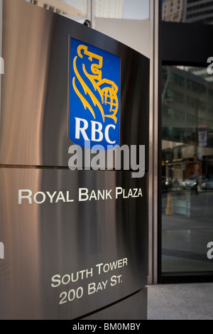 Le logo de RBC Banque Royale est vu sur un écran LED à l'arrière-plan ...