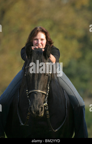 Friese mit / Reiterin avec frison cavalière Banque D'Images, Photo ...