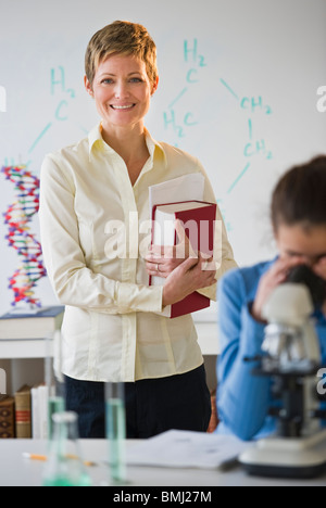 Un jeune professeur de chimie au milieu d'une explication des processus ...