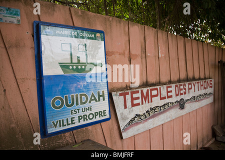 Le Temple de pythons à Ouidah, Bénin est une petite salle où quelque 50 ...