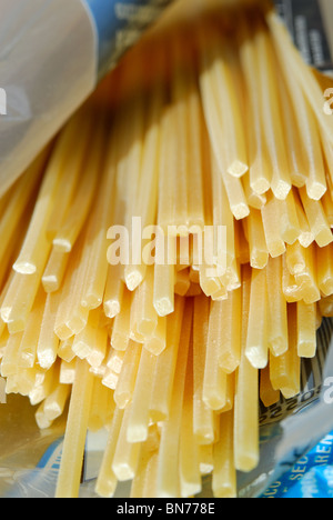 Un paquet de spaghetti portant l'étiquette Made in Italy. Nourriture et ...