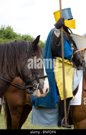 Deux chevaliers en armure de plaque à cheval combattant un duel avec ...