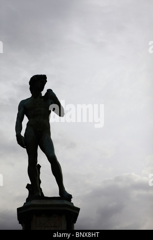 La célèbre statue David de Michel-Ange (reproduction) au milieu de la ...