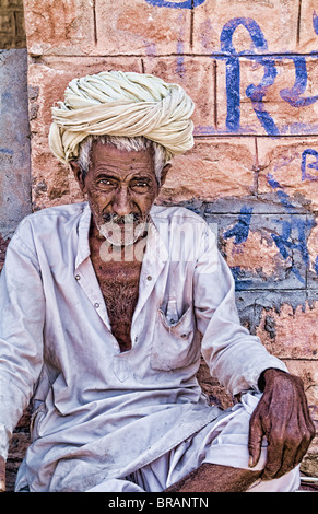 Grand portrait de l'homme hindou plus âgés avec turban dans Jodhpur ...