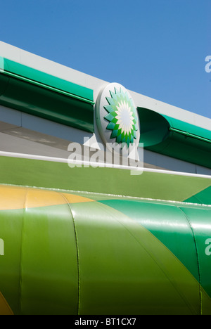 Station essence BP, avec capot arborant le logo et un navire-citerne en ...