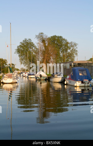 Bateaux amarrés à Hickling Paroisse Staithe Norfolk UK avec le navire ...