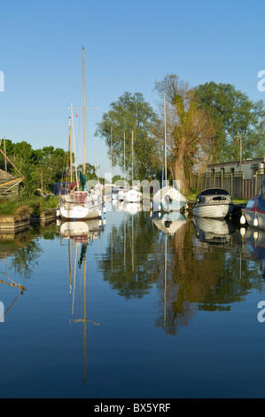 Bateaux amarrés à Hickling Paroisse Staithe Norfolk UK avec le navire ...