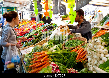 Paris, France, People Food Shopping marché agricole, fromage français ...