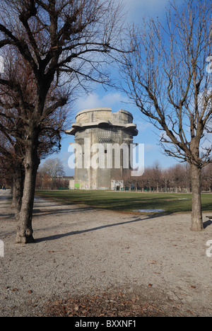 A WW2 Flak tower (le Flakturm VII G-turm) construit par la Luftwaffe ...