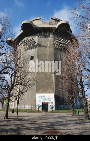 A WW2 Flak tower (le Flakturm VII G-turm) construit par la Luftwaffe ...