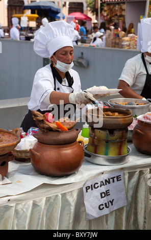 Servir le cochon d'Inde ou le Cuy au Market Stall Lima Pérou - un ...