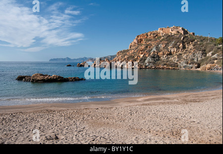 La plage de Cala Cortina juste à l'extérieur de la ville de Carthagène ...