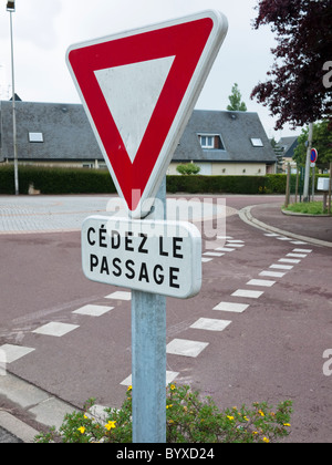 Cedez le Passage français font place road sign Photo Stock - Alamy