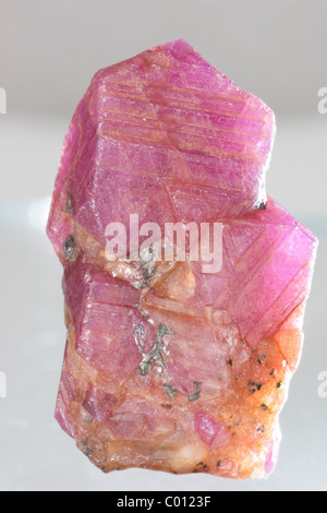 Ruby (corindon) structure cristalline trigonale : composition : oxyde d ...