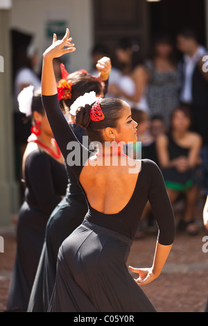 Les jeunes femmes de Porto Rico dans le parc près de Fort San Felipe ...