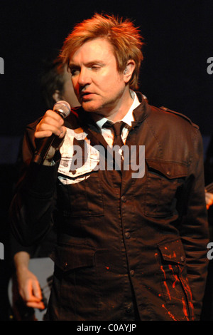 Simon LeBon de Duran Duran effectue en direct sur le "Red Carpet ...