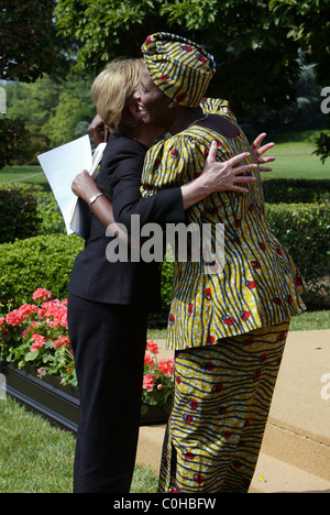 Rose Mapendo la première femme de conférence de presse dans le jardin ...