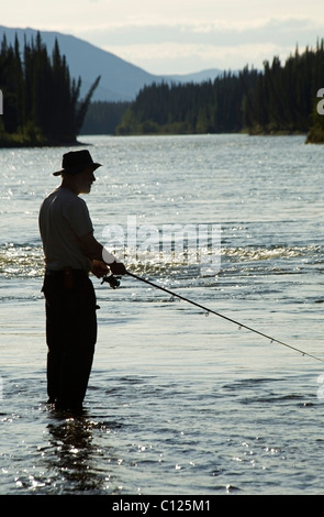 Pêche à l'homme de la rivière Upper Liard, banc de gravier, les ...