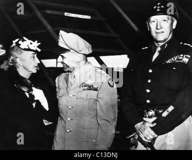 Le général George S. Patton Jr. (centre), et sa femme Beatrice Patton ...