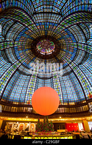 France, Paris, le dôme de Printemps Haussmann departement store Photo ...