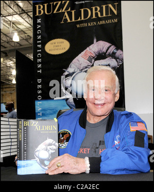 Signes Buzz Aldrin exemplaires de son livre 'Magnificient désolation ...