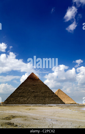 Pyramide de Chéops en face de pyramide de Khafré avec du calcaire ...