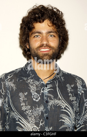 Adrian Grenier Soirée d'ouverture de 'Victoria et Frederick Pour ...