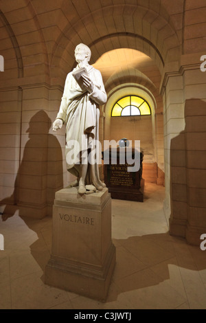 France, Paris, statue de Voltaire Photo Stock - Alamy