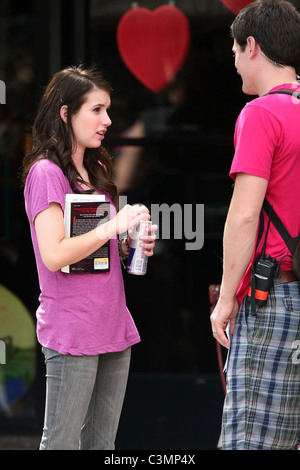Emma Roberts de boire une canette de Red Bull sur le tournage de son ...