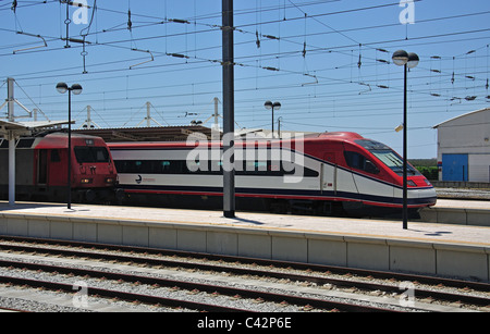 Comboios de Portugal Alfa Pendular train pendulaire à la gare de Faro ...