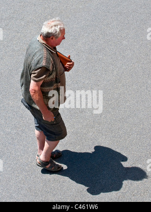 Vue supérieure de l'homme trapu, plus l'article sur la chaussée ...