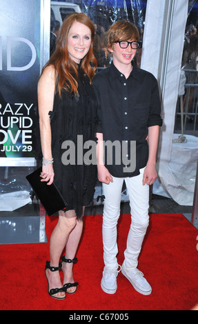 Julianne Moore, Caleb Freundlich aux arrivées de Crazy, Stupid, Love ...