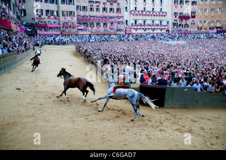 La course de chevaux Palio de Sienne sur la Piazza del Campo, Sienne ...